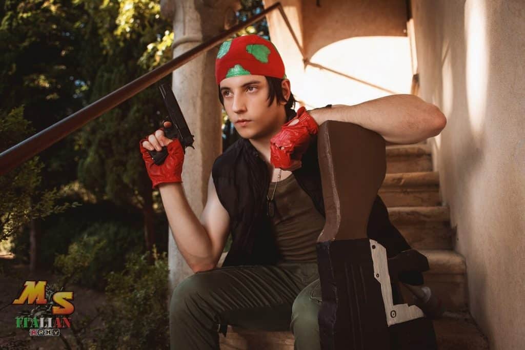 Ralf Jones cosplay del gruppo Metal Slug Italian Army