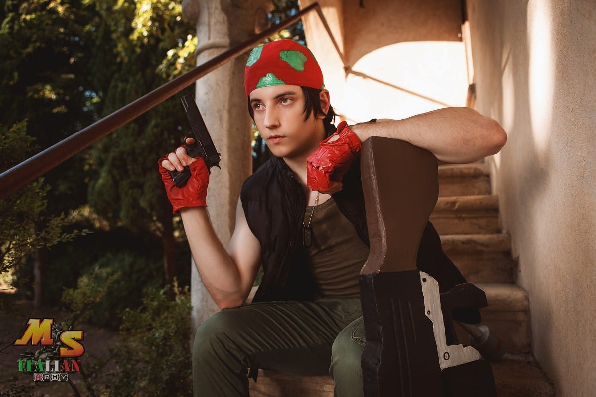 Ralf Jones cosplay del gruppo Metal Slug Italian Army